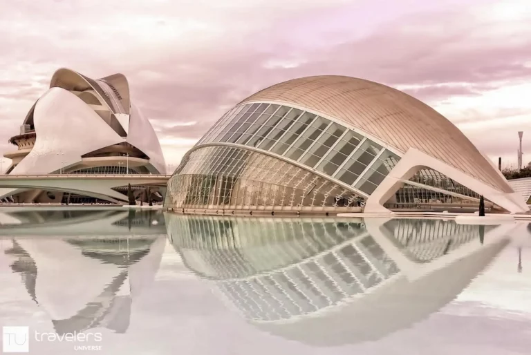 The opera house and the IMAX theatre, two must-see buildings that are part of the City of Arts and Sciences in Valencia