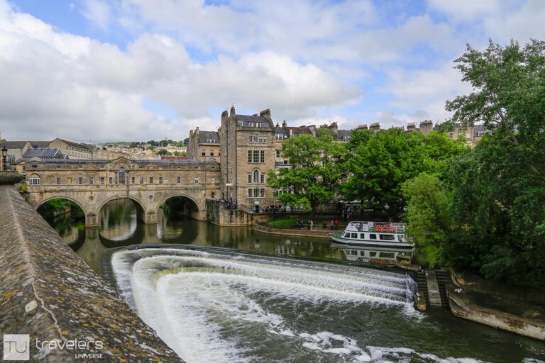 Pulteney Bridge over Avon River in Bath, an easy day trip from London by train