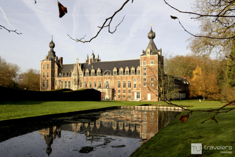 Arenberg château reflected in a pool of water