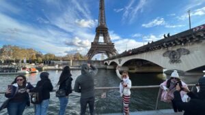 Paris: 1-Hour Seine Cruise Departing From the Eiffel Tower