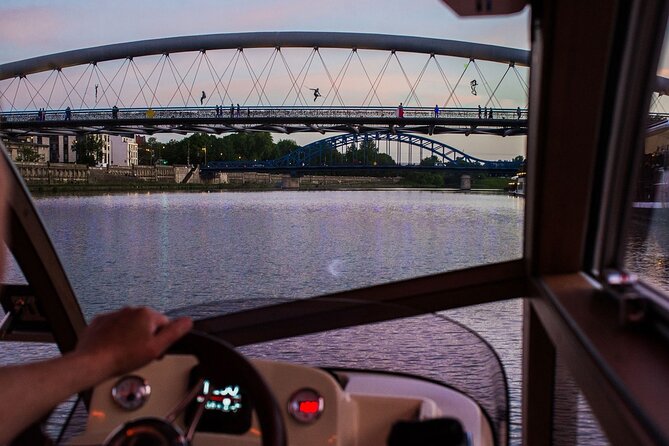 1-Hour Krakow Sightseeing Cruise Catamaran on the Vistula River - Key Features of the Cruise Experience