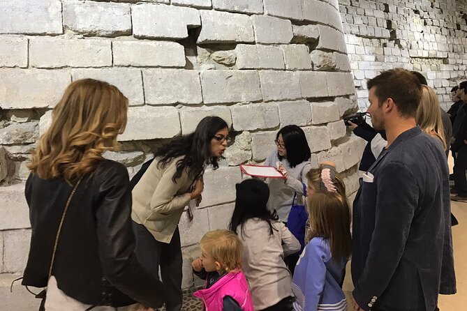1h30 - Louvre Highlights Optional Families With Kids - Eng/Esp - Suitability for Families With Kids