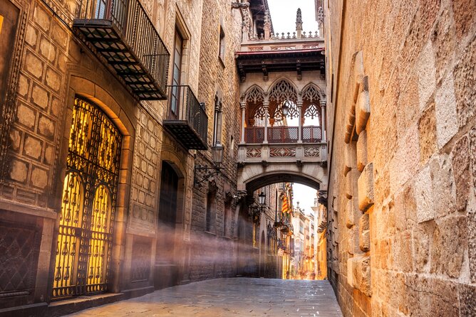 Barcelona Gothic Quarter Scavenger Hunt and City Highlights Walking Tour - Key Features of the Scavenger Hunt Experience