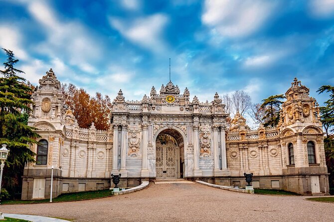 Bosphorus Cruise With Dolmabahce Palace and Istiklal Street Tour - Taking in the Vibrant Spice Market