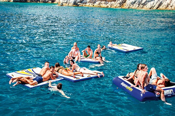 Catamaran Departure in a Young Atmosphere - What to Expect for Food and Drinks