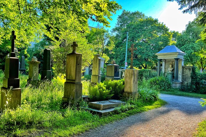 Death and Chocolate: Walking Tour of Munichs Old South Cemetery - Meeting Point and Arrival