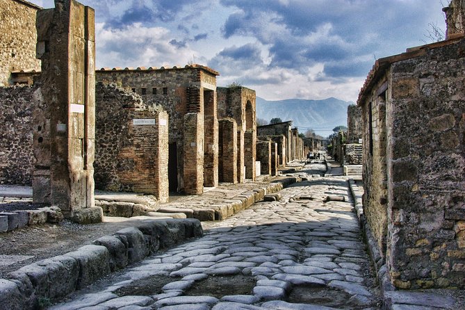 DISCOVERING POMPEII - VIP Tour/Small Group - Navigating Pompeiis Ruins With Expert Guidance