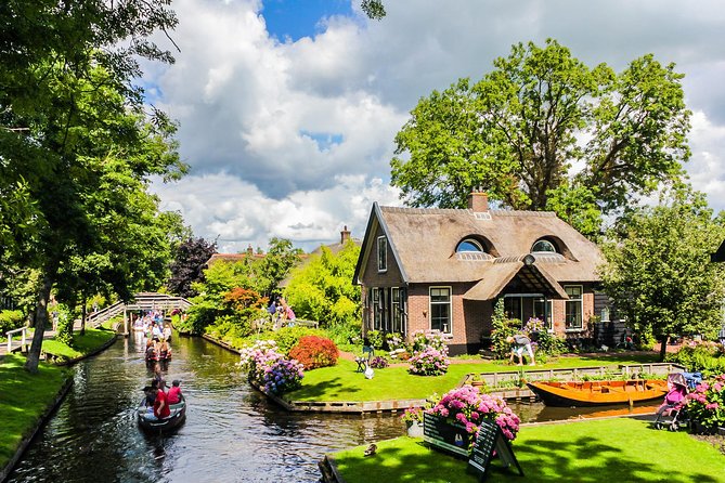 Giethoorn and Afsluitdijk Day Trip From Amsterdam With Boat Trip - Discovering the Car-Free Village and Its Wooden Bridges