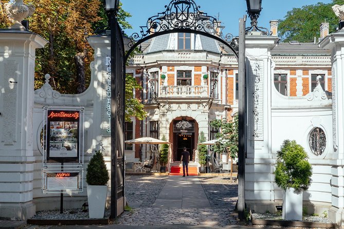 Highlights & Hidden Gems With Locals: Best of Warsaw Private Tour - Discovering the Belvedere Gardens Hidden Charms