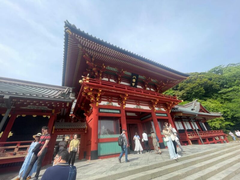 Kamakura: Temple Tour in The Samurai Capital - Tsurugaoka Hachimangu Shrine: Spiritual Centerpiece