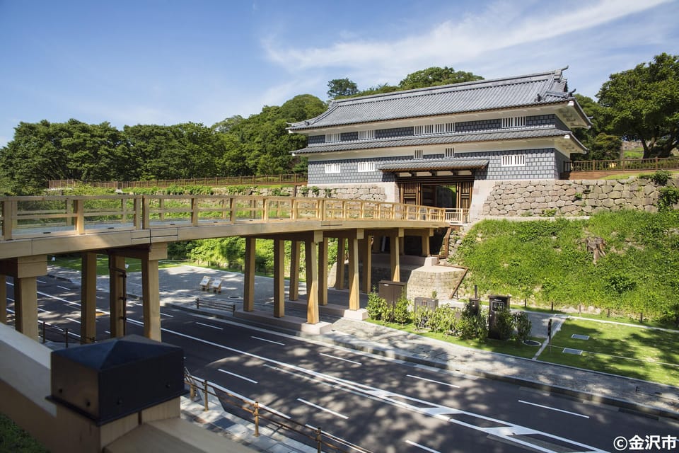 Kanazawa Half Day + Kenrokuen (E-bike Tour) - Gyokusen-an Garden