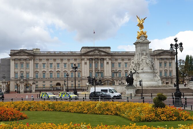 Palaces, Parliament & Power: A Walking Tour of Londons Royal City - Discovering Buckingham Palace