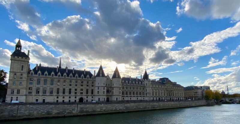 Paris: History of Crime Smartphone Audio Guide Walking Tour - Tour Features and Highlights