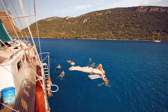 Side Dolphin Island Boat Trip With Lunch And Hotel Transfer - Activities and Guest Experiences