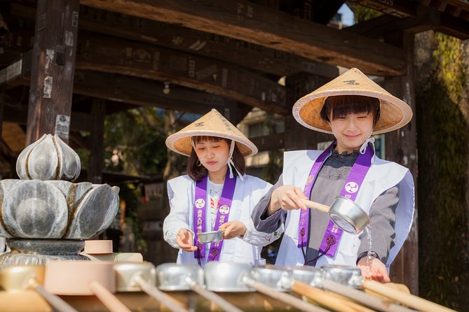 [Town Walk] Matsuyama Goes Ishiteji Pilgrimage Experience - Preparing for the Pilgrimage: Donning the Costumes