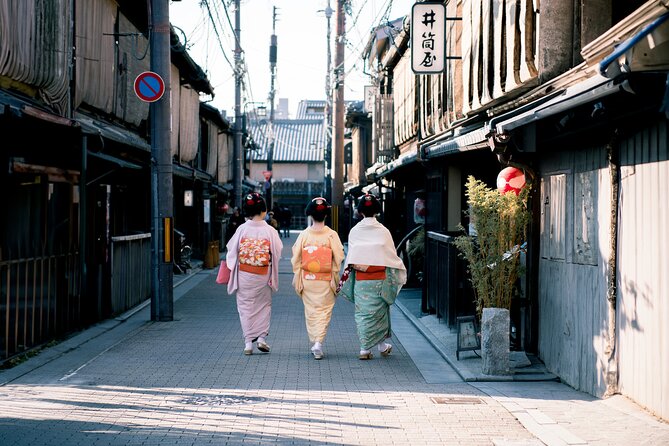 Ultimate Kyoto Gion Walk: Kiyomizudera, Geisha & Yasaka Shrine - Visiting Yasaka Shrine