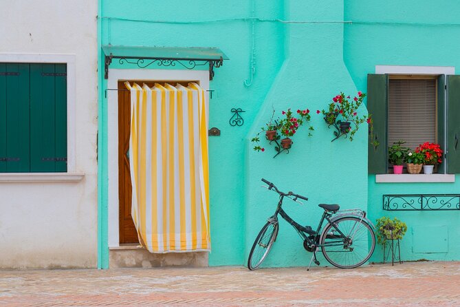Venice Islands: Murano Glass & Burano Colors Guided Visit - Discovering Buranos Colorful Houses and Lace-Making Heritage