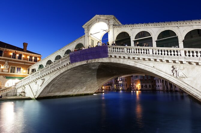 Venice: Private After Dark Tour and Gondola Ride - Experiencing the Tranquility of a Gondola Ride