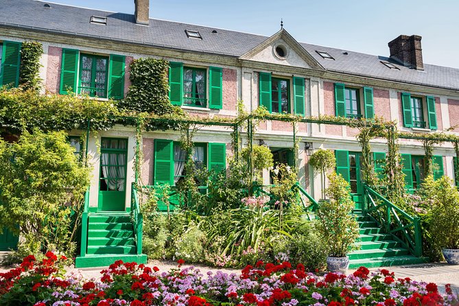 Versailles Palace and Giverny Monet House Guided Visit With Lunch From Paris - Exploring Giverny
