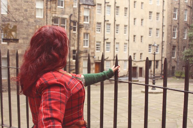 1-Hour Historical Walking Tour Discovering Edinburghs Old Town - Wheelchair Accessibility and Other Notable Features