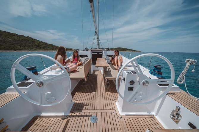 Amazing Mowgli Review: Unforgettable Private Charter Experience - Dining and Beverage Options