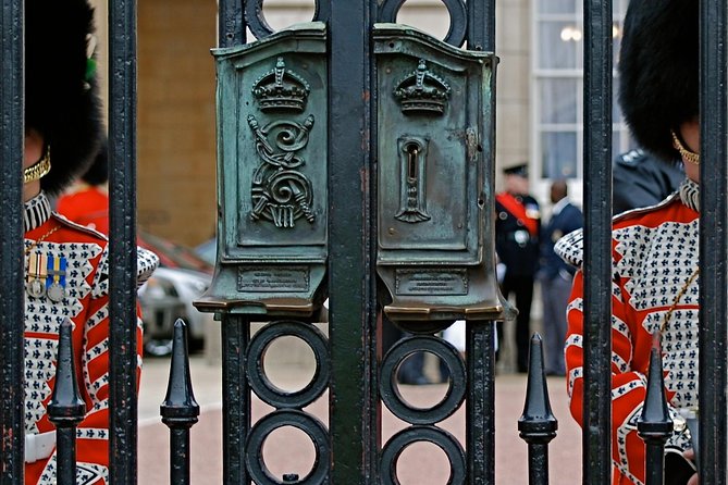 Buckingham Palace and Vintage Bus Tour of London - Buckingham Palace Experience