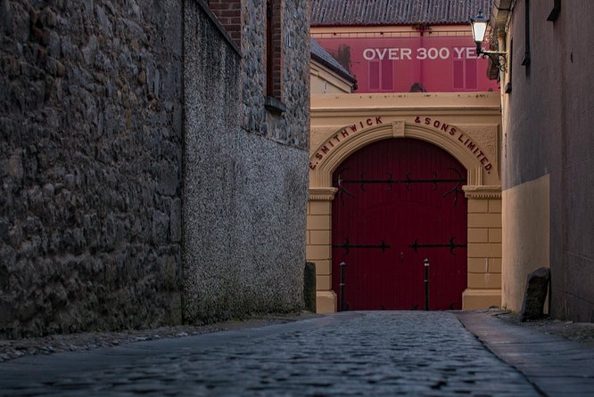 Discover Kilkenny With John: Animated Guided Tour in French - Meeting and Pickup Logistics