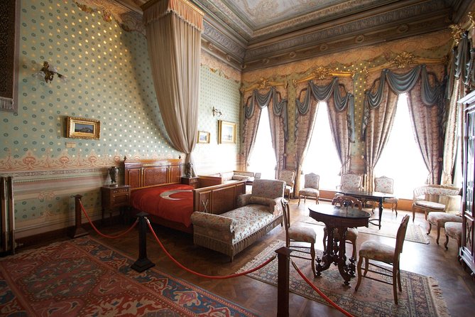 Dolmabahce Palace Tour in Istanbul - The Crystal Staircase and Medhal Hall