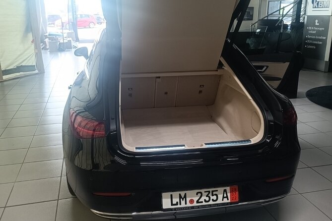 Exclusive Green Airport Limousine Service - Accessibility and Comfort