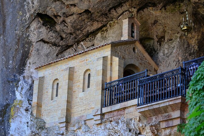 Excursion to the Lakes of Covadonga and Cangas De Onís From Oviedo - Tour Highlights