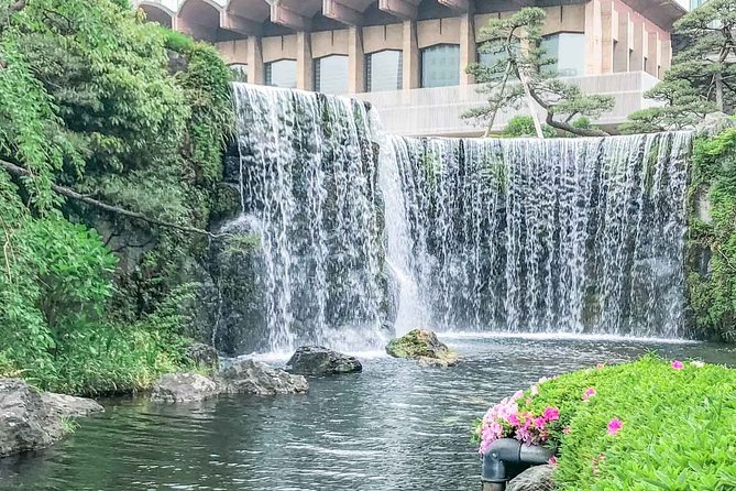 Japanese Garden & Western Architecture: Akasaka Exploration Tour - Visiting Inari Shrine and Cleansing Rituals