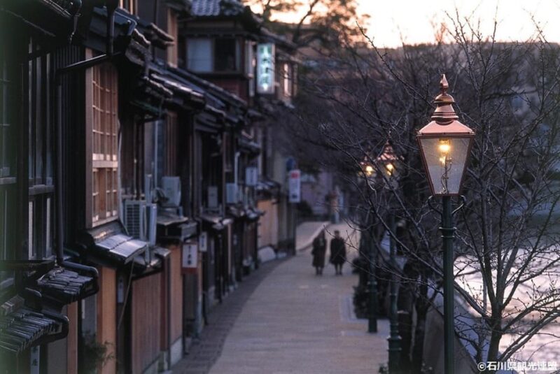 Kanazawa Half Day + Kenrokuen (E-bike Tour) - Higashi Chaya District & Kazuemachi
