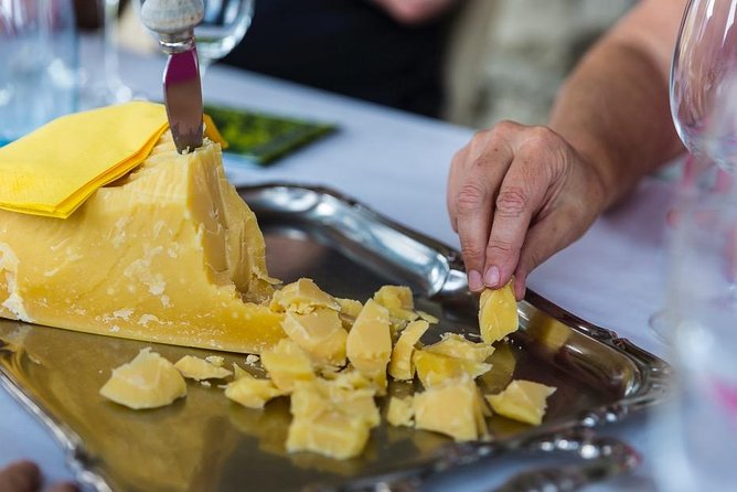 Lucerne CH Experience: Cheese, Chocolate, Chapel Bridge & Château - Exploring the Historic Chapel Bridge