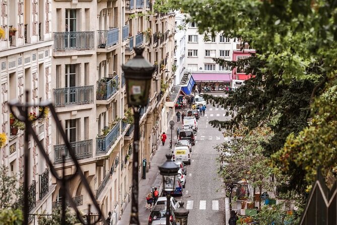 Montmartre Tour With a Local Guide: Private & 100% Personalized - Browsing the Vibrant Flea Markets