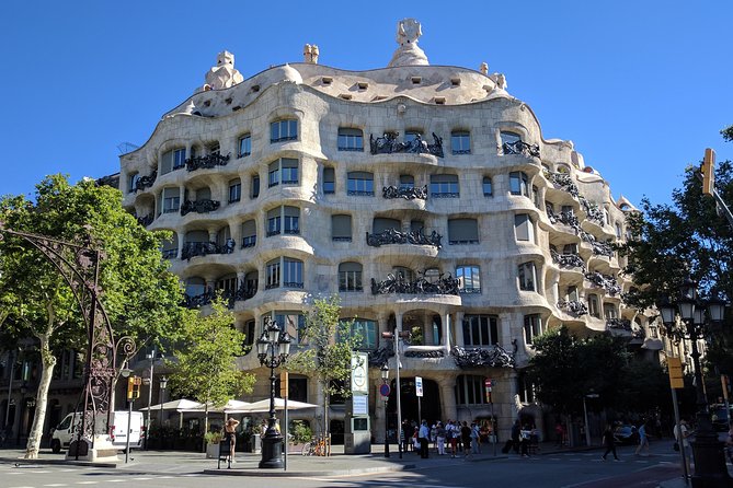 Park Guell and Sagrada Familia, Gaudís Masterpieces Private Tour - Modernism in Barcelona: A Gaudí Legacy
