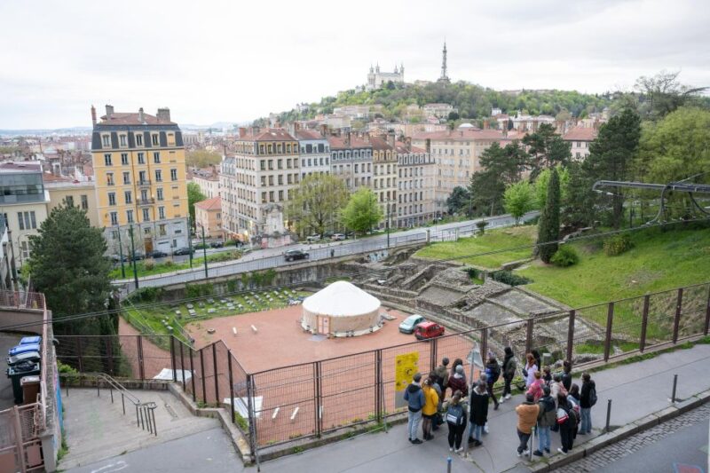 Theatrical Visit: Mysteries of the Croix-Rousse in French - The Role of the Professional Actor Guide