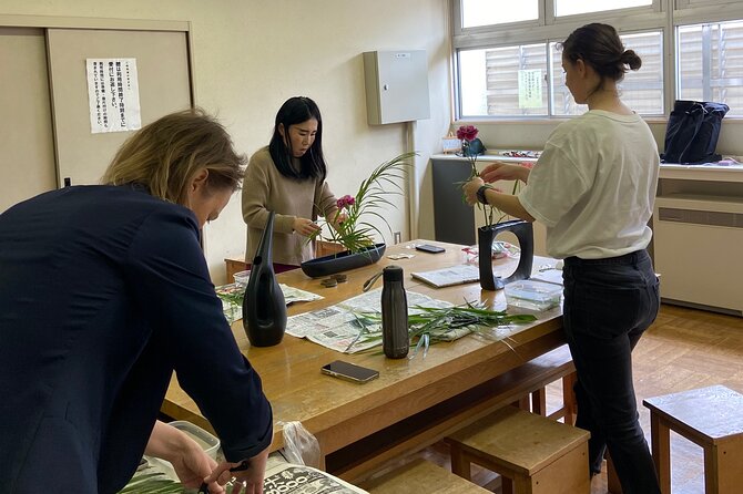 2 Hours Flower Arranging (Ikebana) Class @Temple /Tokyo・Ota-ku - Instructor Miri