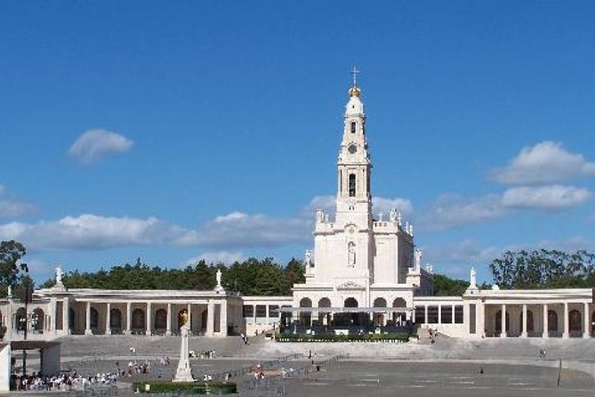 From Lisbon: Fátima, Nazaré, Batalha and Óbidos Guided Tour - Destinations: Óbidos