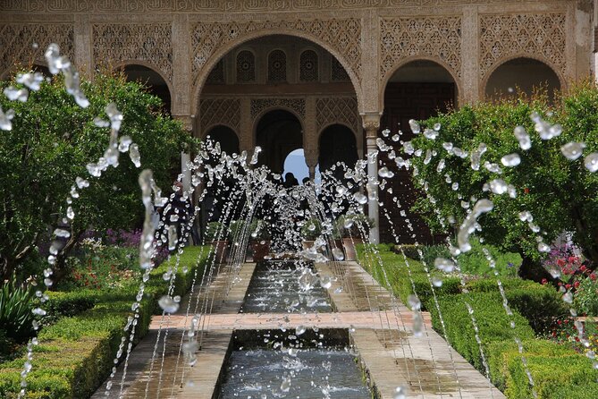 Guided Tour of Alhambra and Generalife With Nasrid Palaces - Navigating the Alhambra