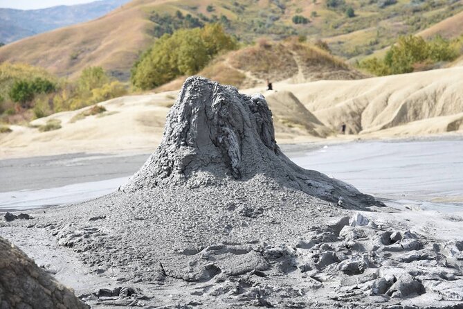 Private Tour to Muddy Volcanoes and the Largest Salt Mine - The Role of the Tour Guide: Enhancing Your Experience