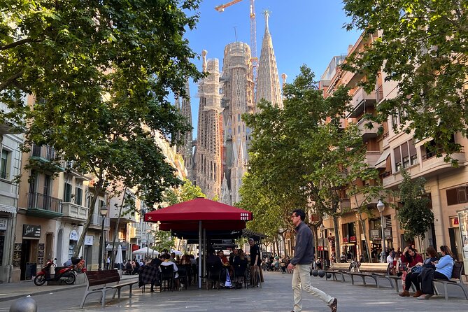 Sagrada Familia Tour With Express Entry and Local Guide - Unveiling Gaudis Masterpiece: A Closer Look