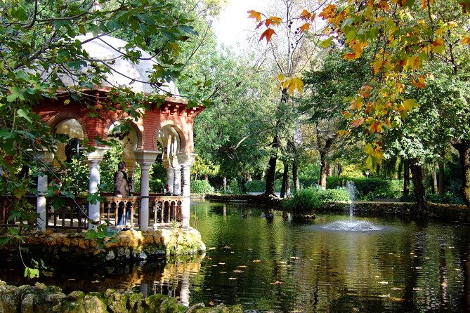 Secrets of María Luisa Park & Plaza De España Tour in Spanish - Accessibility and Group Size