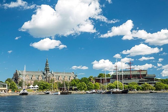 Stockholm Bridges Sightseeing Cruise - Onboard Amenities and Accessibility