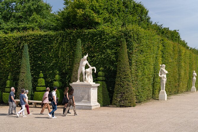 Versailles Palace Skip the Line Tour Review - Reviewer Praise for Knowledgeable Guides