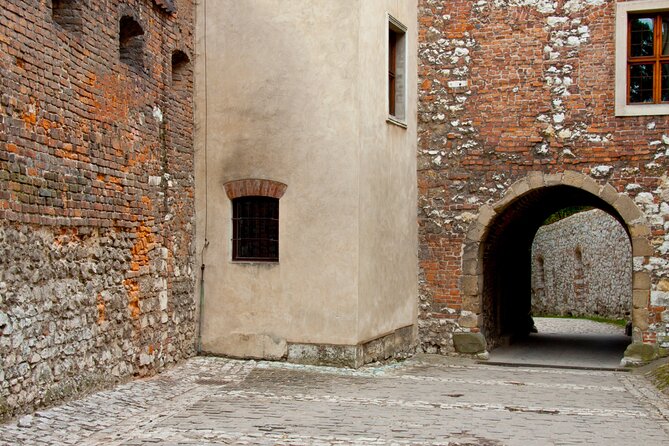 Wawel Castle and Cathedral Guided Walking Tour in Kraków - Preparing for Your Tour