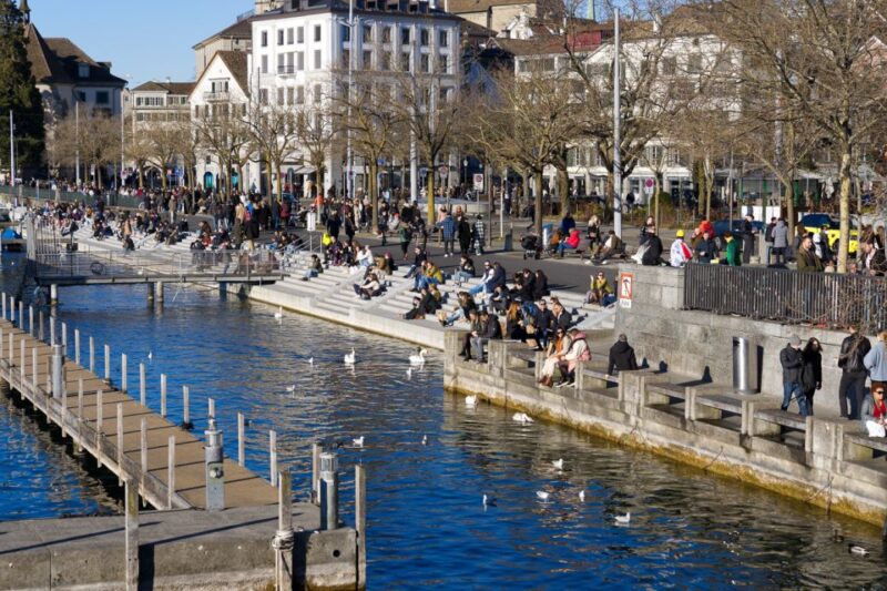 Zurich Old Town Walking Tour: 2-Hours - Admiring Zurichs Iconic Churches