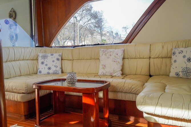 2 Hours Private Yacht Cruise on Bosphorus - Exploring Istanbuls Iconic Skyline