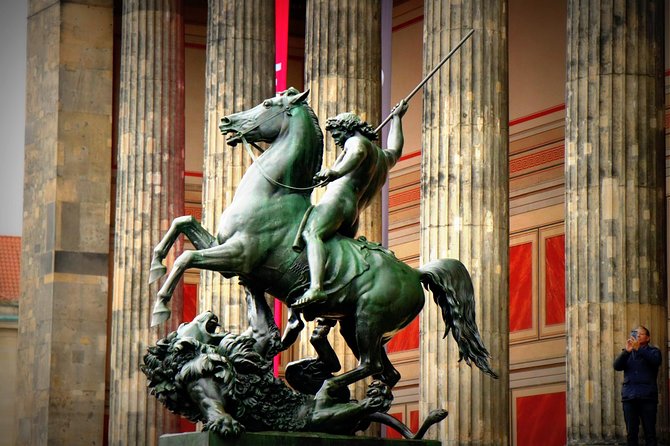5hours: Guide, Chauffeur & Photographer in Berlin Private Tour - Exploring the Brandenburg Gate