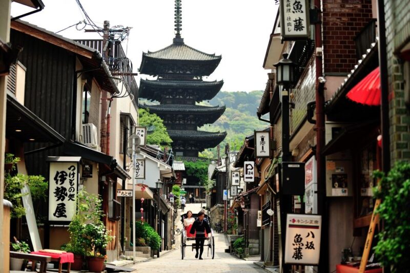 Kyoto: Private Rickshaw Tour of Gion and Higashiyama Area - Discover Historical Wooden Townhouses