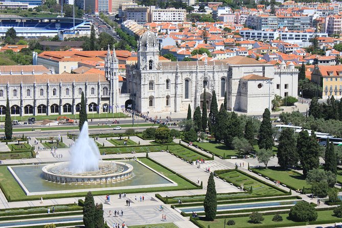 Lisbon Downtown & Alfama With a Guide Walking Tour - Experiencing Baixa-Chiado
